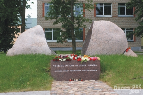Piemineklis Abrenes apriņķa komunistiskā genocīda upuru piemiņai ...